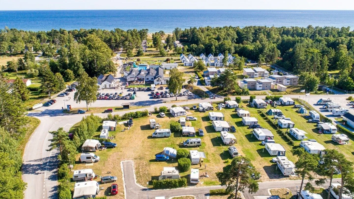Campingtomt husbil/husvagn med EL/VA (nr. 308-323) | Destination Gotland